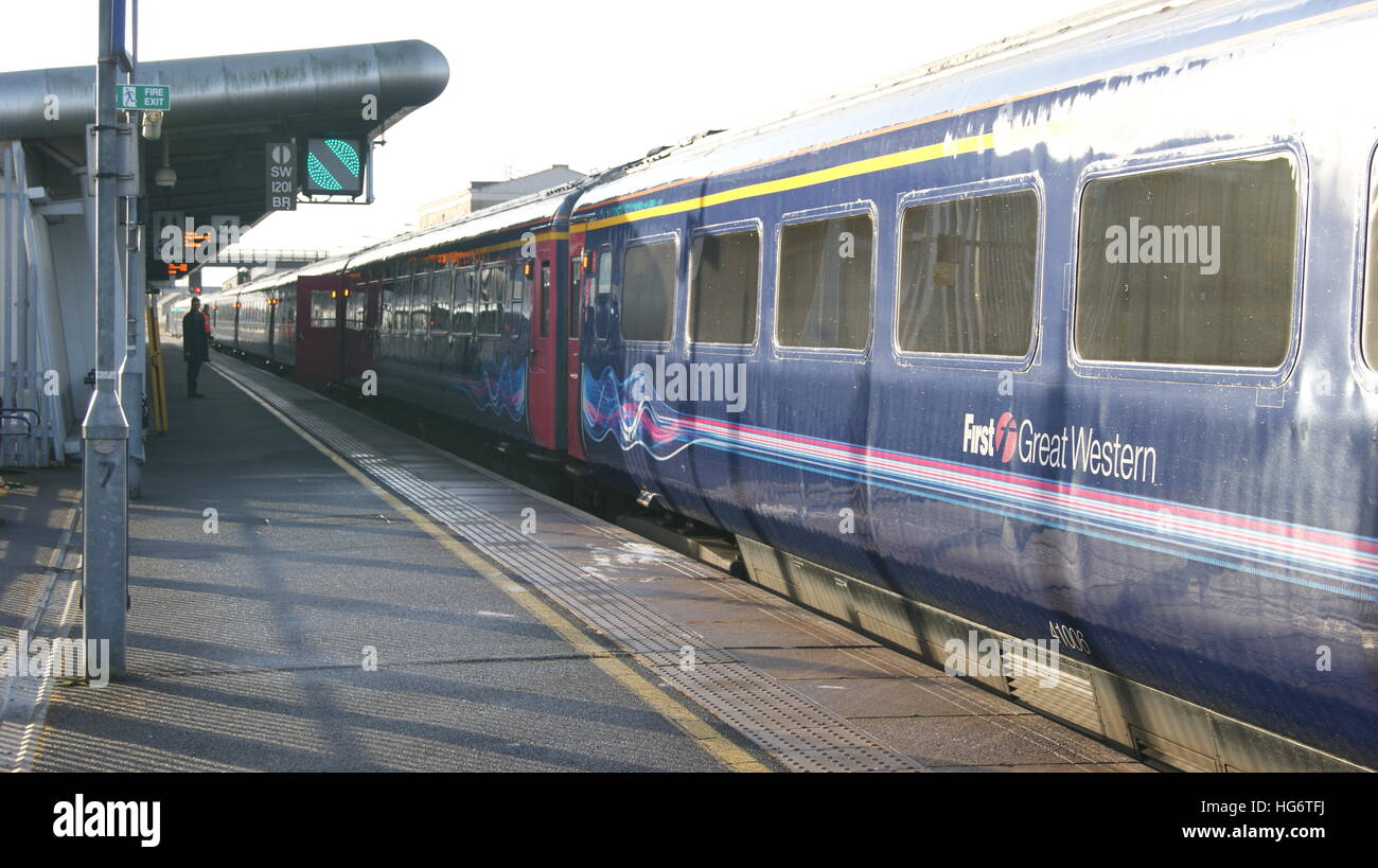 Swindon train station hi-res stock photography and images - Alamy