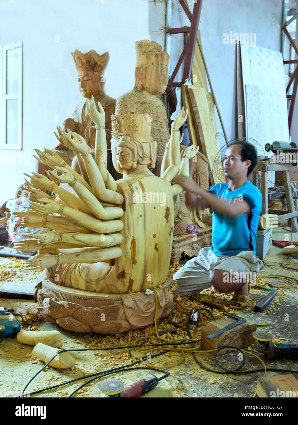 Completing the wood carving of Avalokiteshvara (Guanyin) 1000 eyes ...
