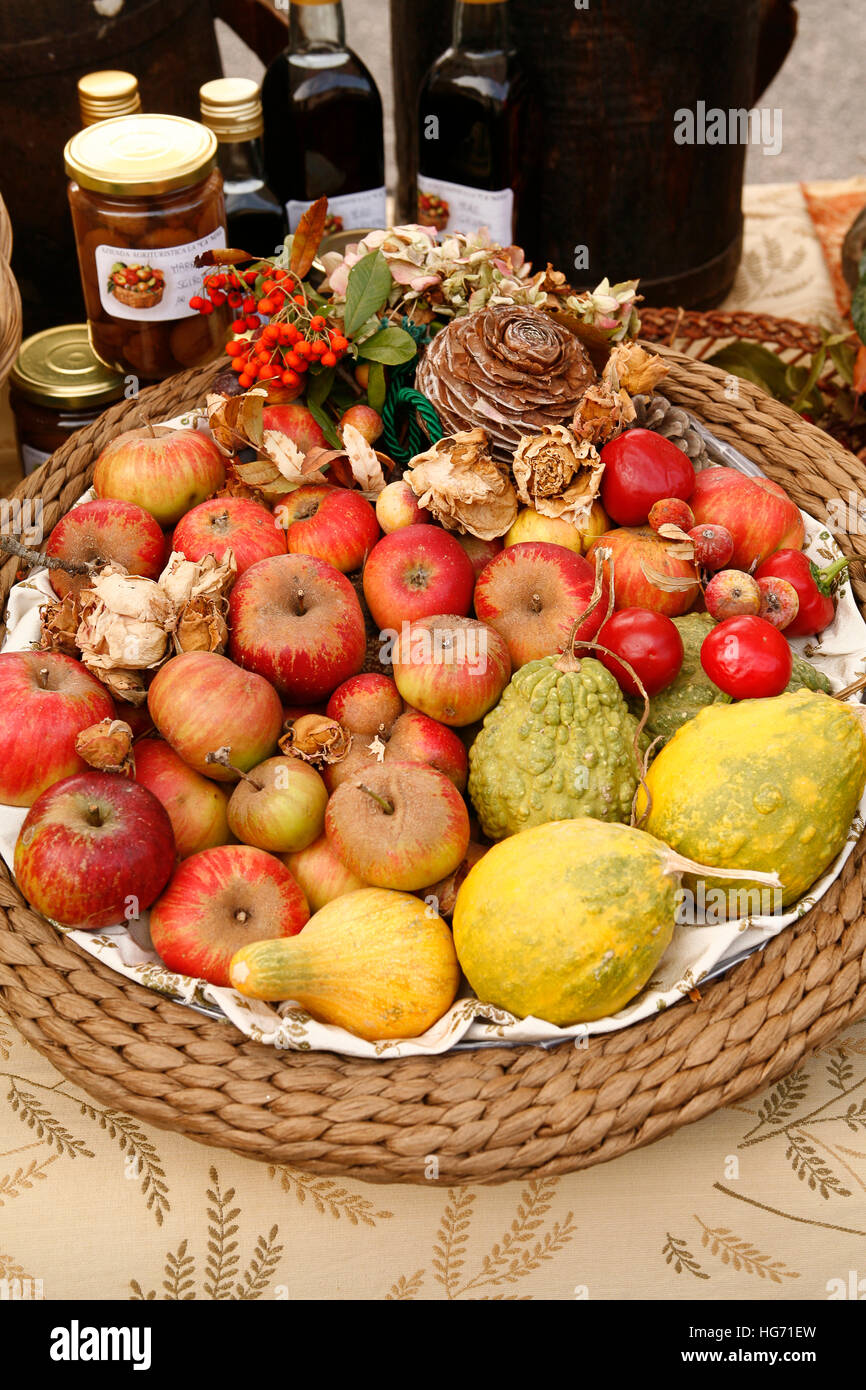 Bancarella di frutti autunnali composizione hi-res stock photography ...