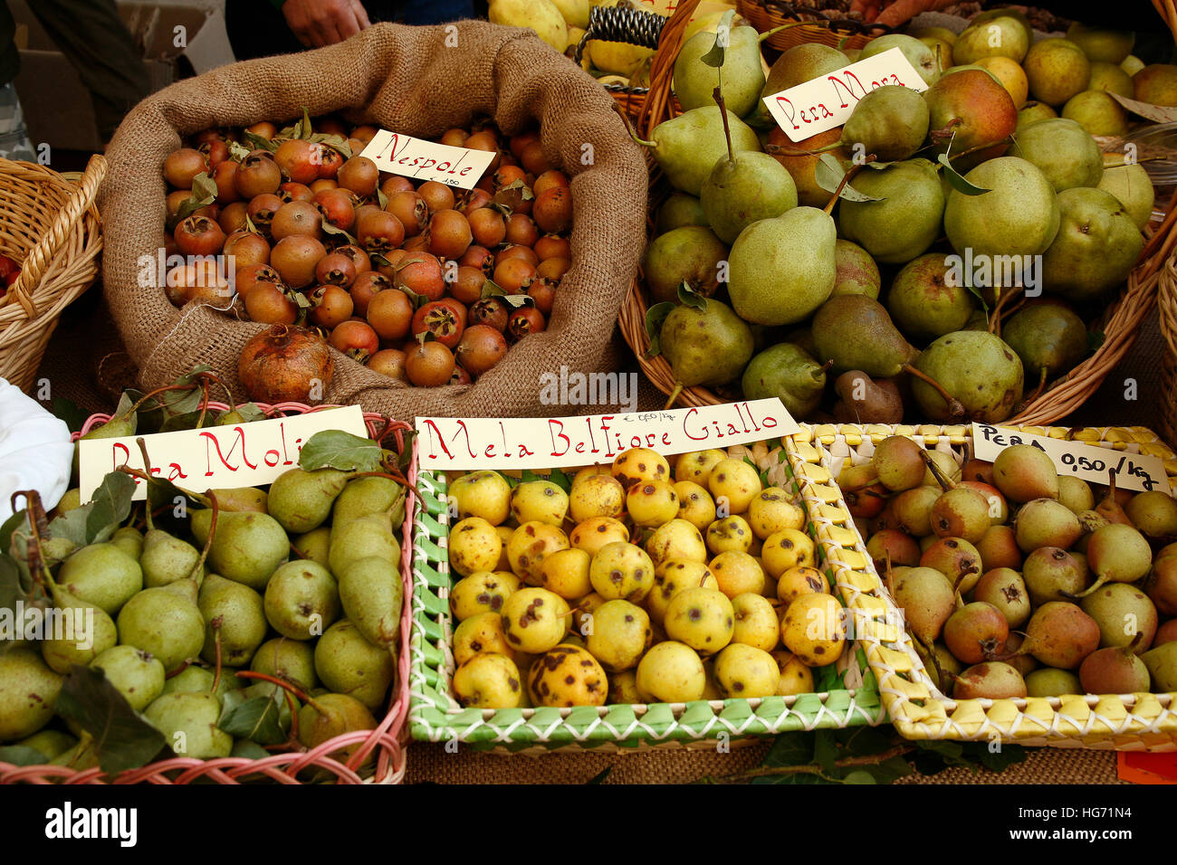 Cesto con frutt autunnali hi-res stock photography and images - Alamy