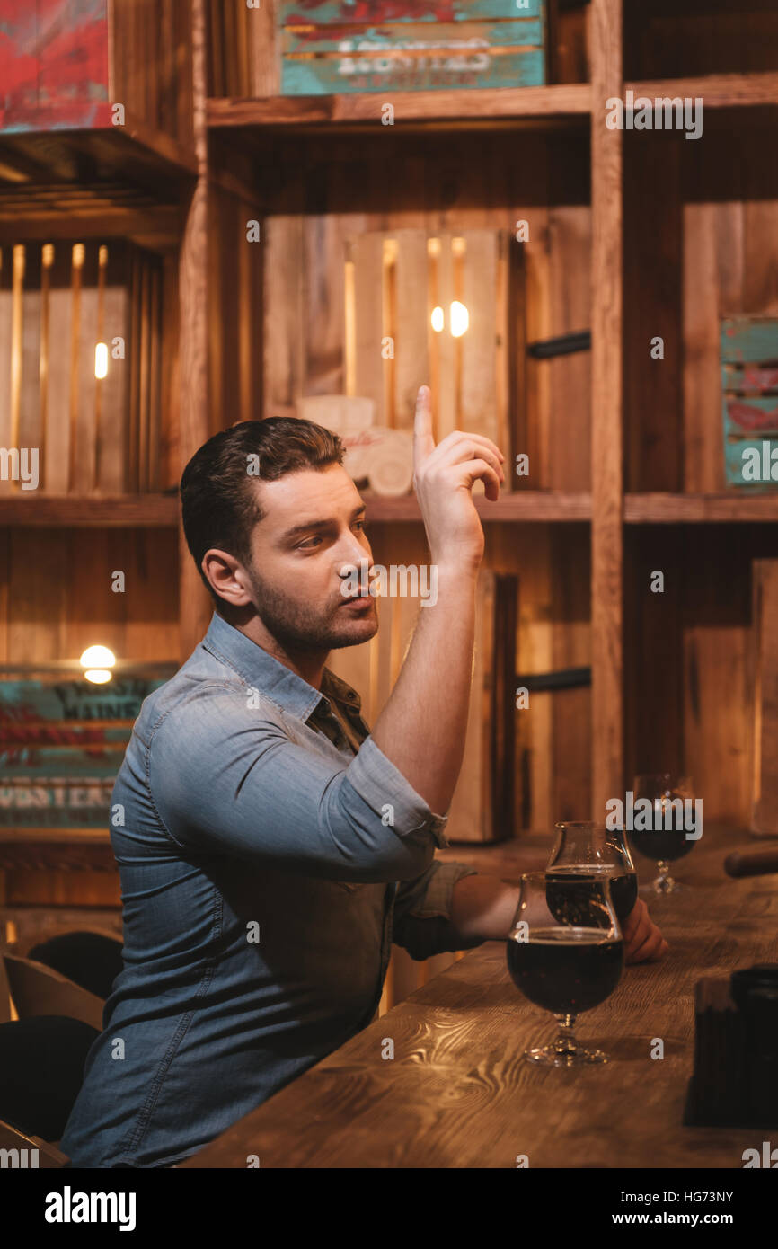 Man ordering a pint bar hi-res stock photography and images - Alamy