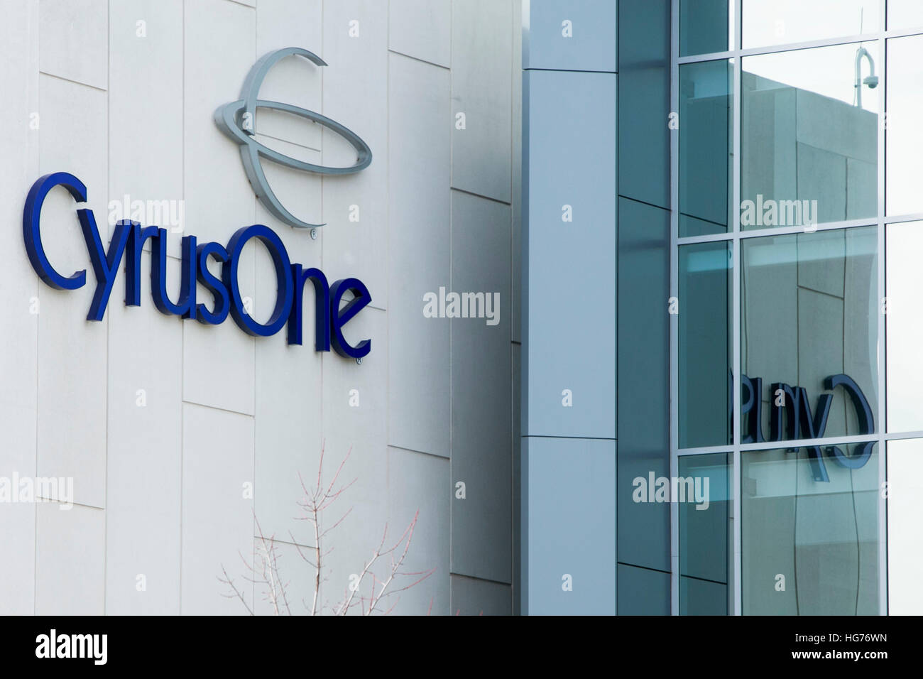 Cyrusone data center hi-res stock photography and images - Alamy