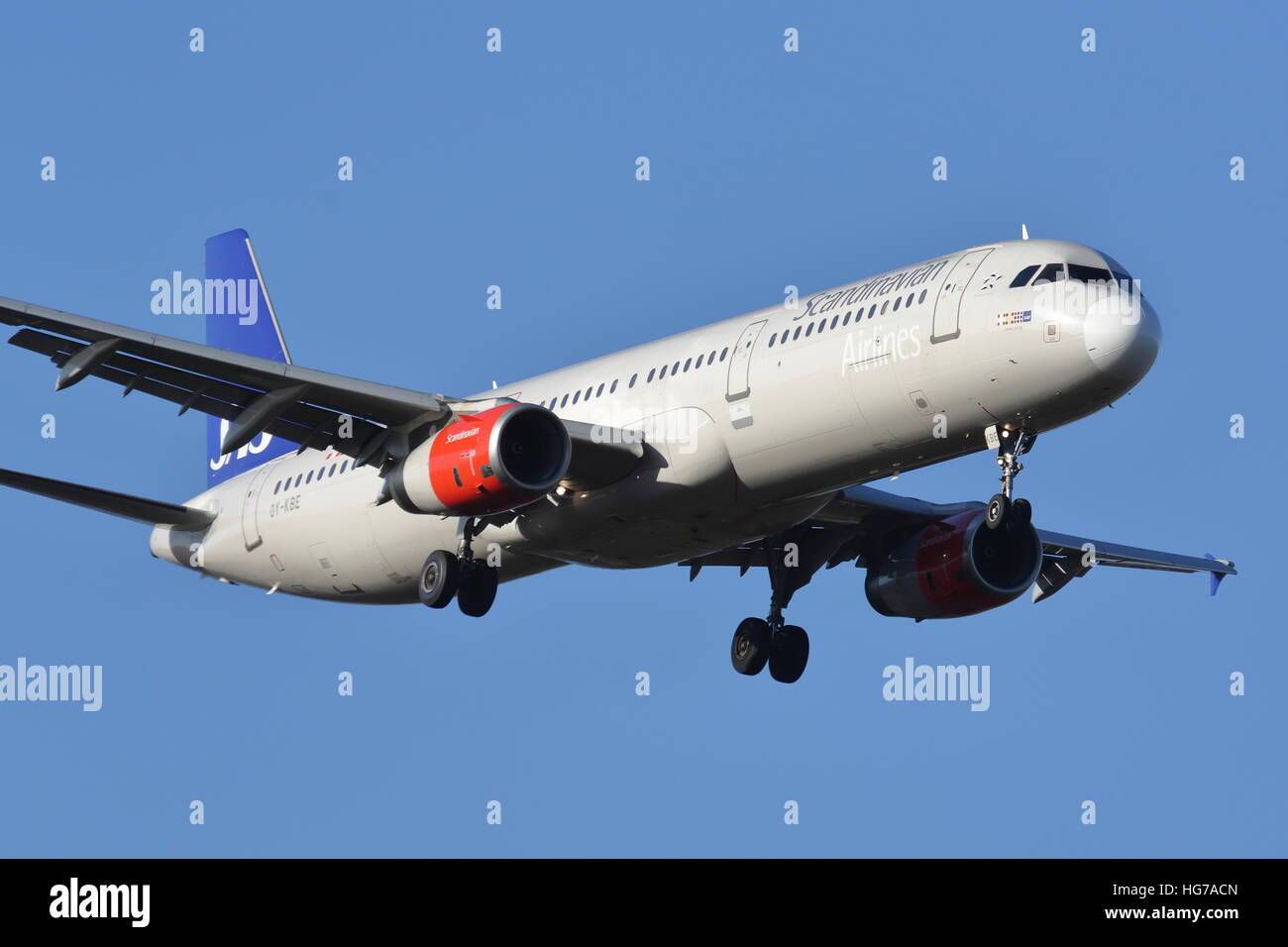 Airbus a321 jet aircraft landing hi-res stock photography and images ...