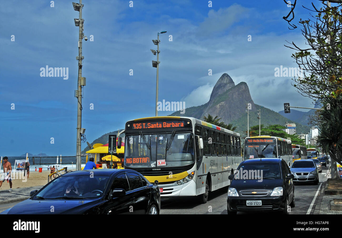 Rio de janeiro pedestrians street bus hi-res stock photography and ...