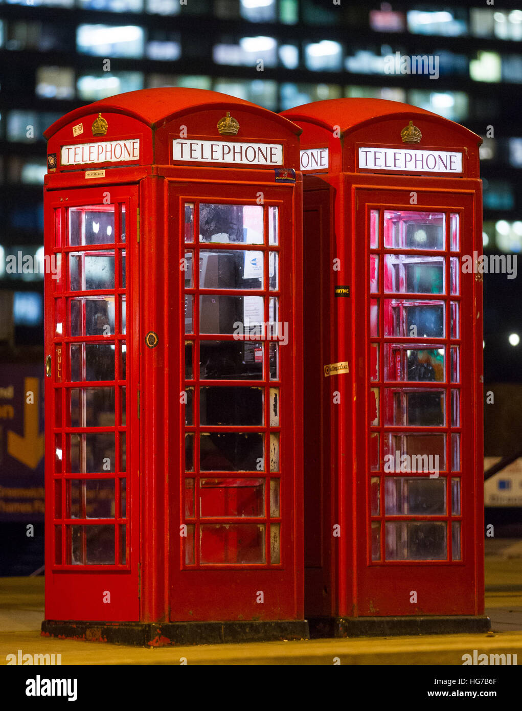 British red telephone box at night hi-res stock photography and images ...
