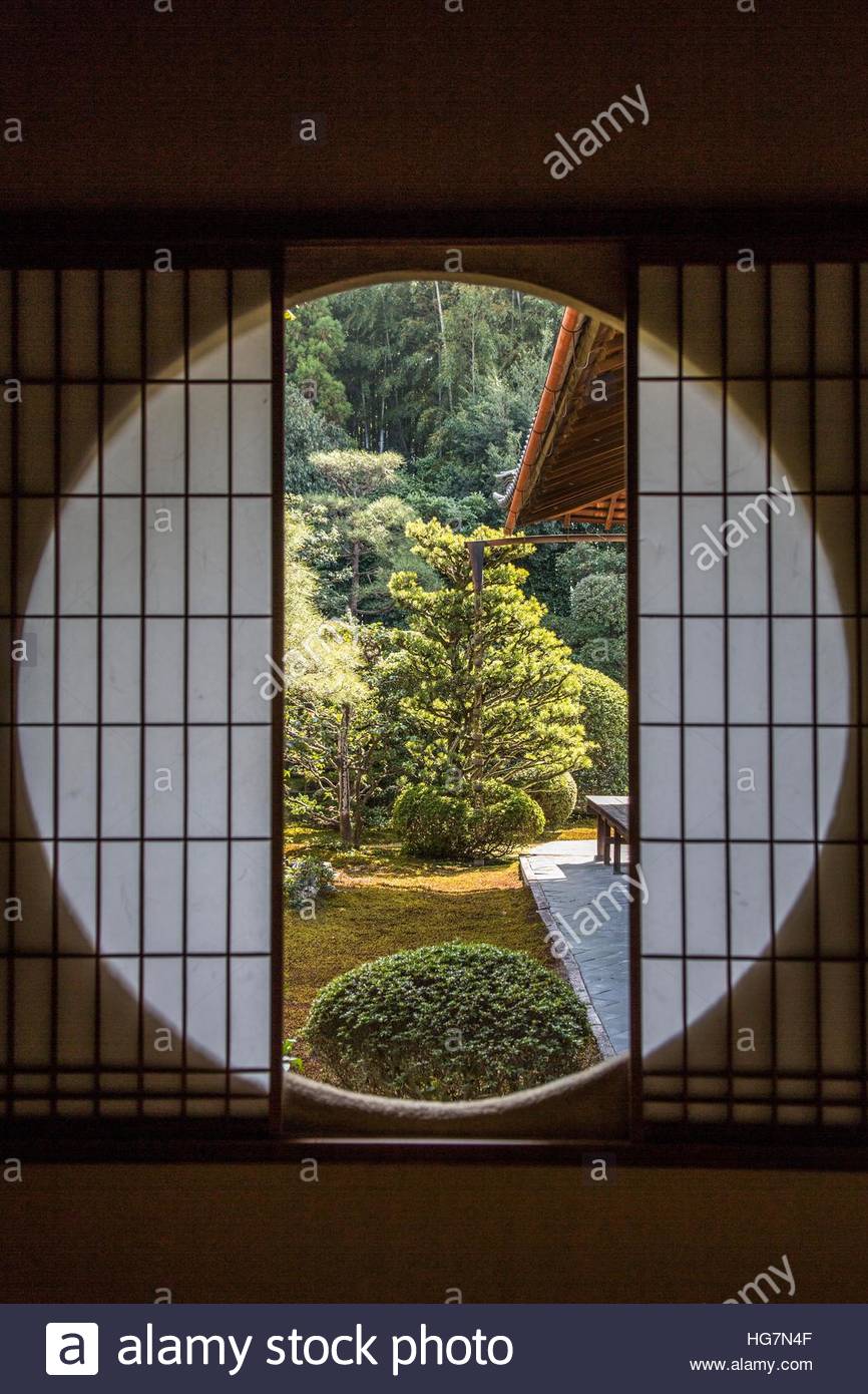 Japanese Round Window Stock Photos & Japanese Round Window Stock Images ...