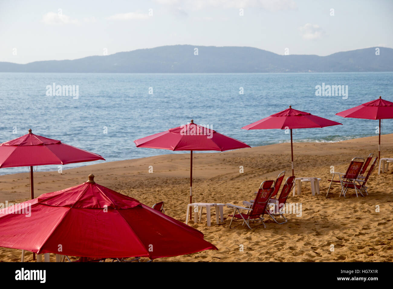 Sun umbrella beach hi-res stock photography and images - Alamy