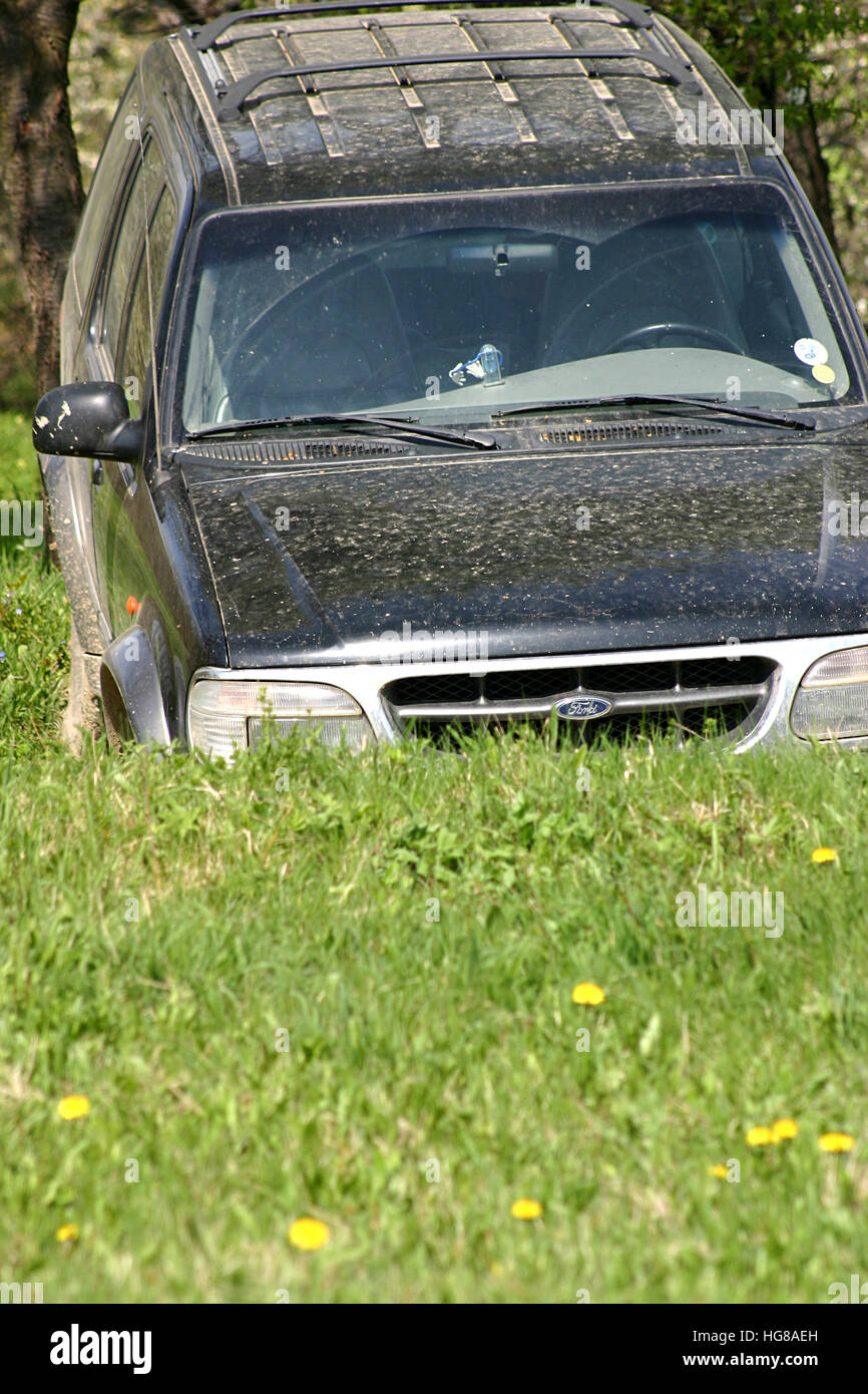 Dirty Ford Explorer off road Stock Photo - Alamy