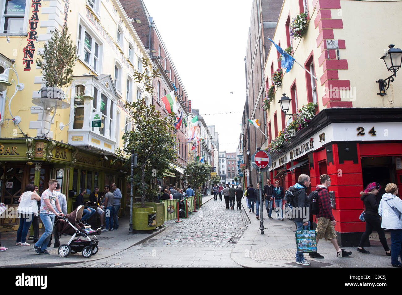 Buildings street people hi-res stock photography and images - Alamy
