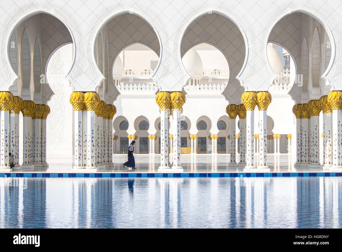 Reflecting pool at Sheikh Zayed Mosque Stock Photo - Alamy
