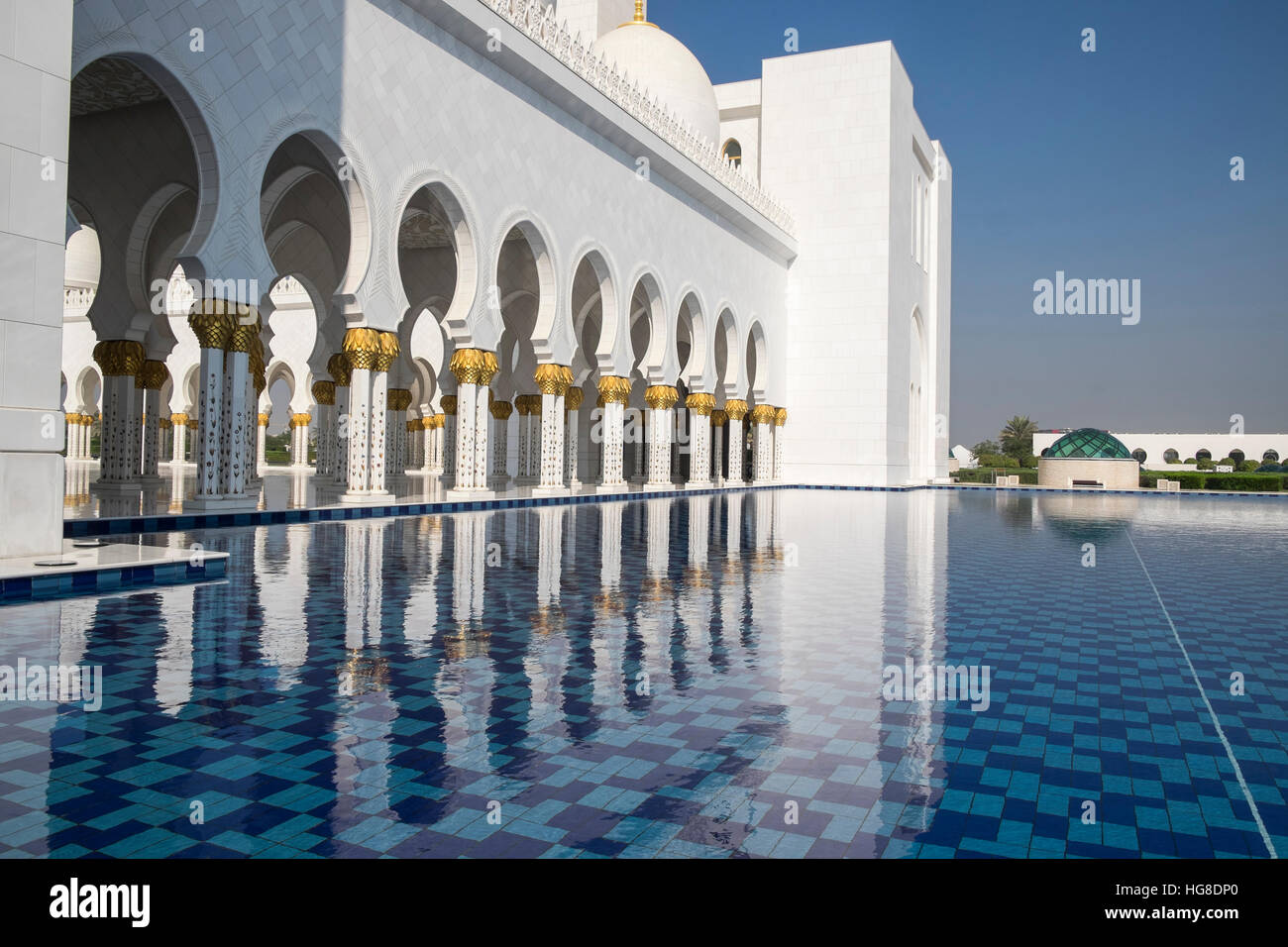 Reflecting pool at Sheikh Zayed Mosque against clear blue sky Stock ...