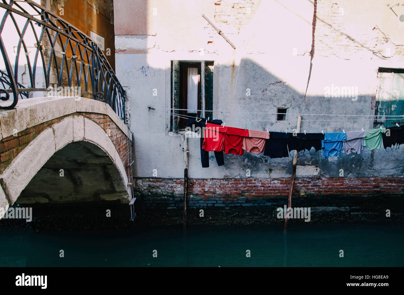 Over hanging buildings hi-res stock photography and images - Alamy