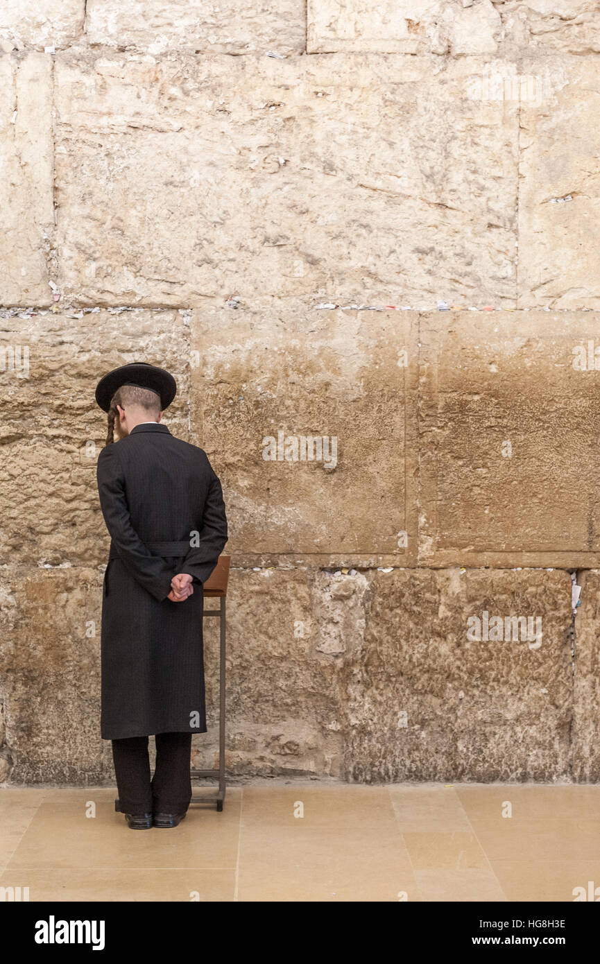Israel, Jerusalem, orthodox man praying at the western wall Stock Photo ...