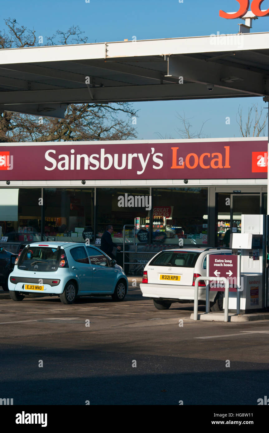 Service station forecourt hi-res stock photography and images - Alamy