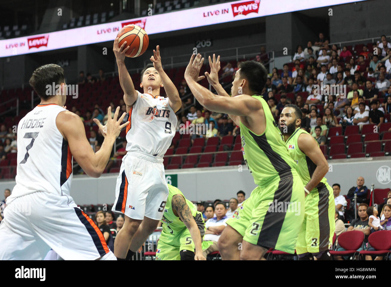 Pasay City, Philippines. 06th Jan, 2017. Baser Amer of Meralco tries to ...