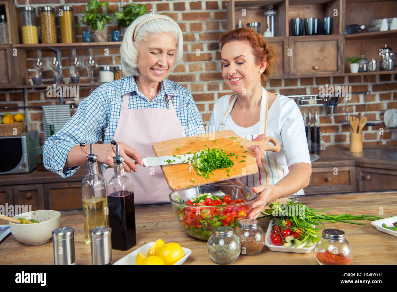 Women cooking hi-res stock photography and images - Alamy