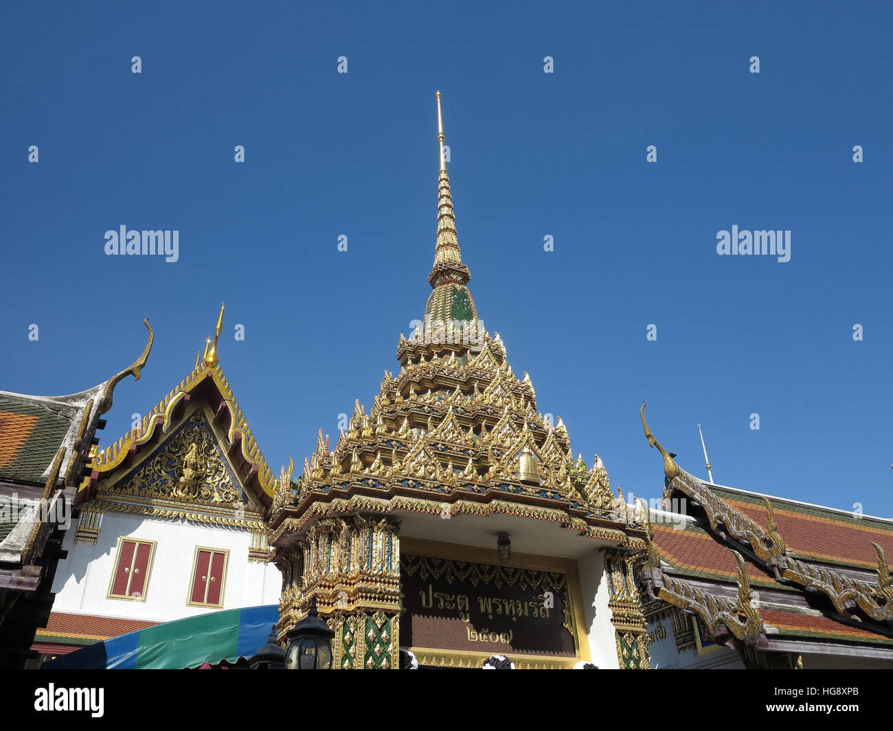 The gate to the prayer hall of Wat Rakhang Khositaram, Bangkok Stock ...