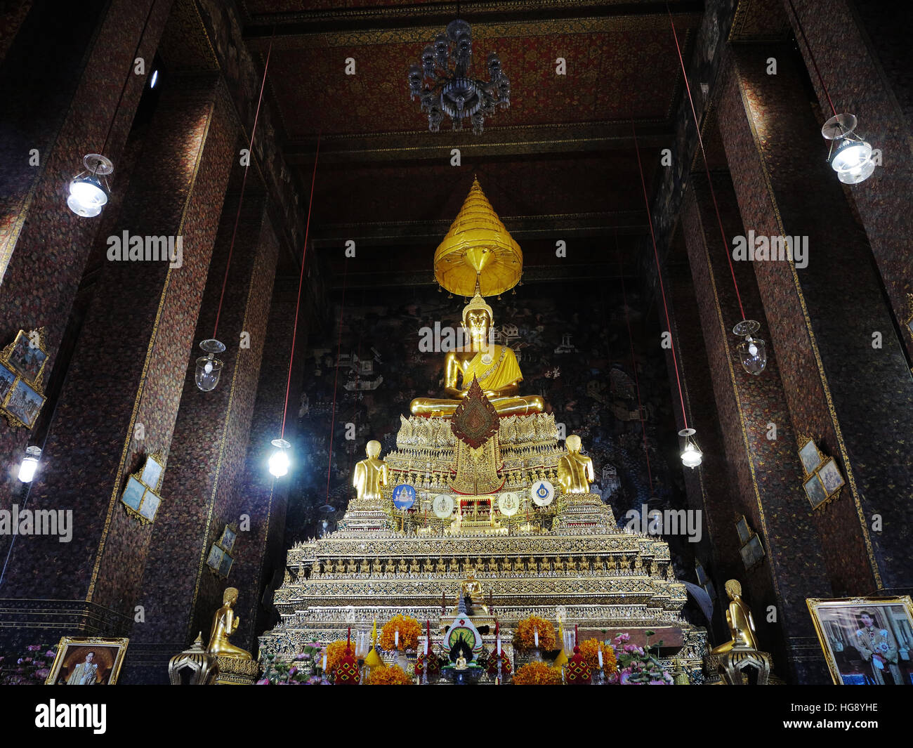 The main Buddha statue inside the prayer hall of Wat Pho Stock Photo ...
