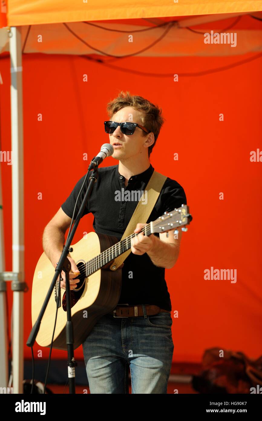 Street singer playing guitar hi-res stock photography and images - Alamy