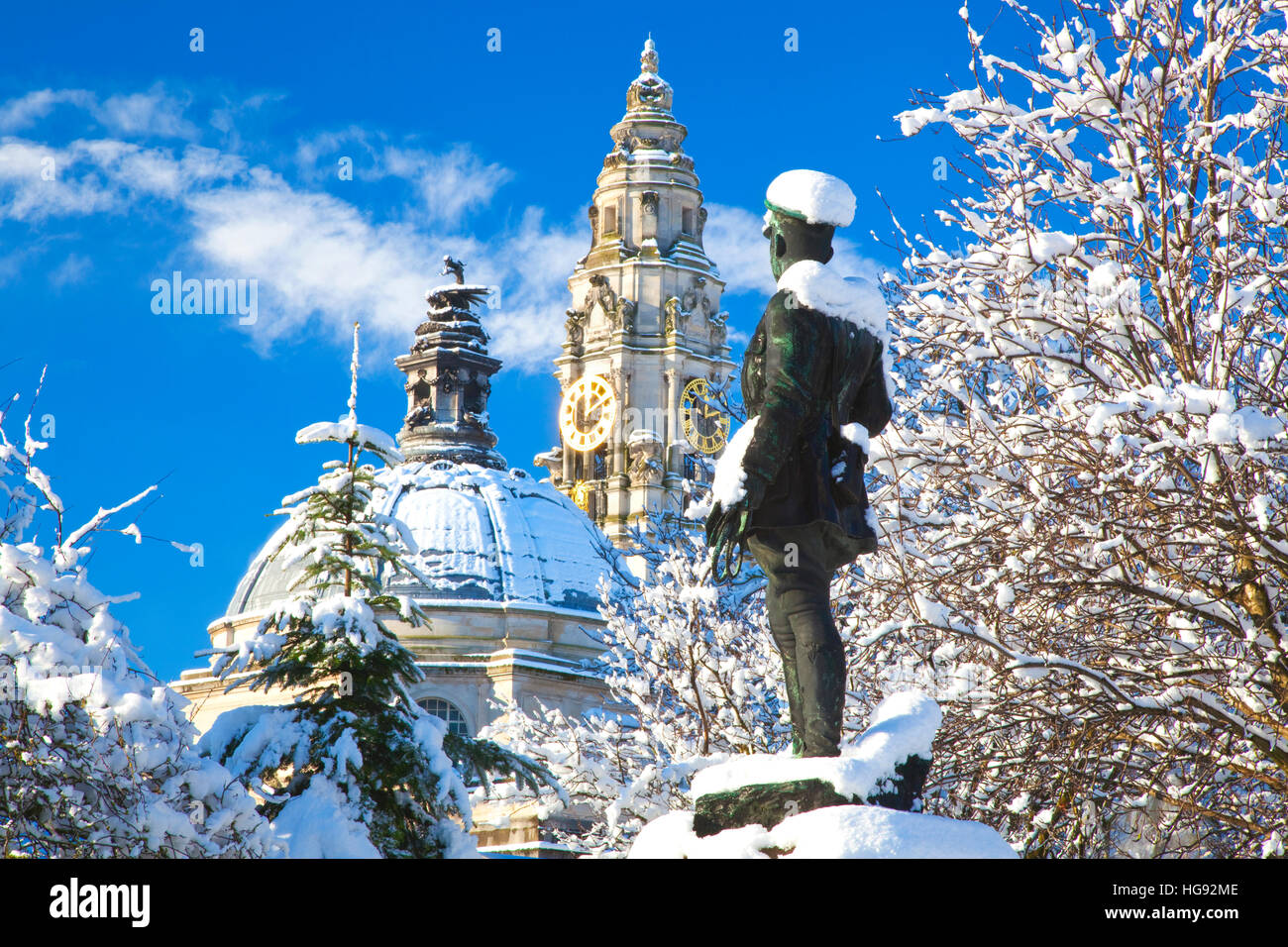City hall cardiff statue hi-res stock photography and images - Alamy