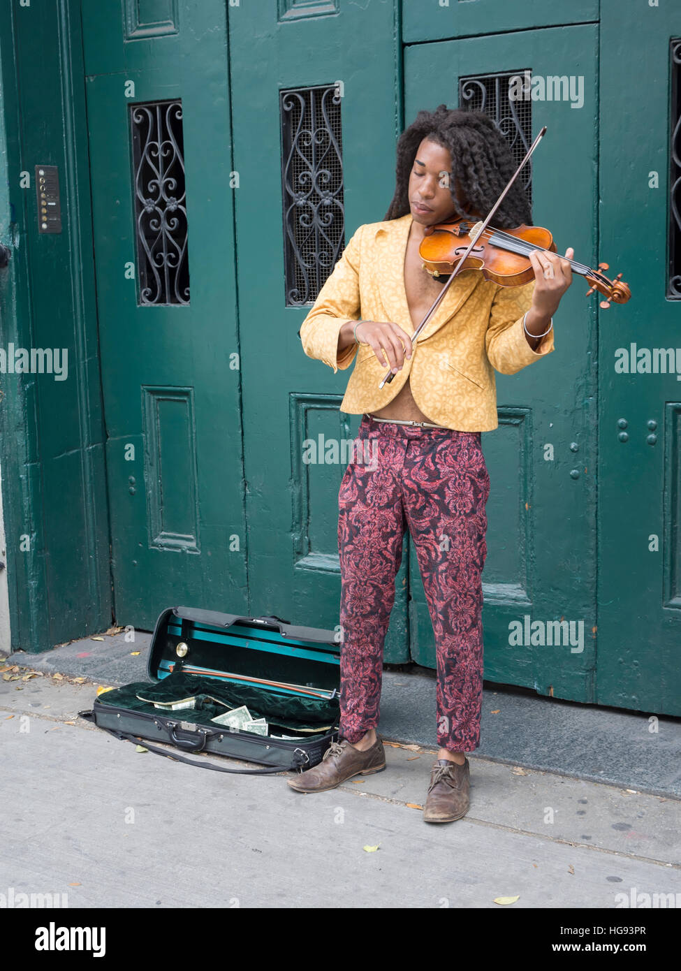 Violin busker hi-res stock photography and images - Alamy