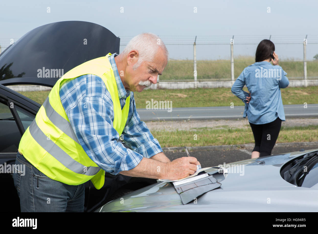 people dealing with car accident Stock Photo - Alamy