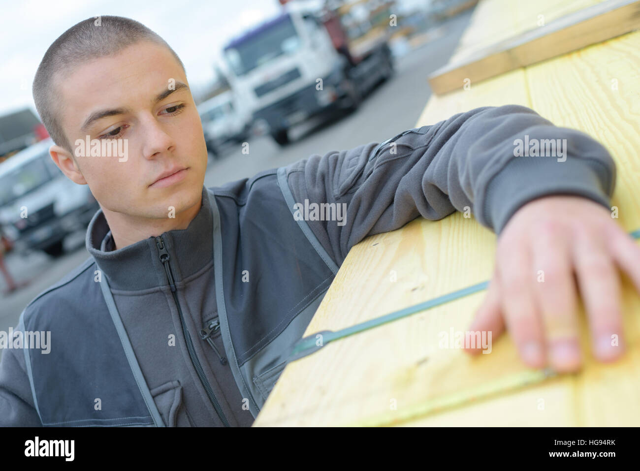 measuring the size of the product Stock Photo - Alamy