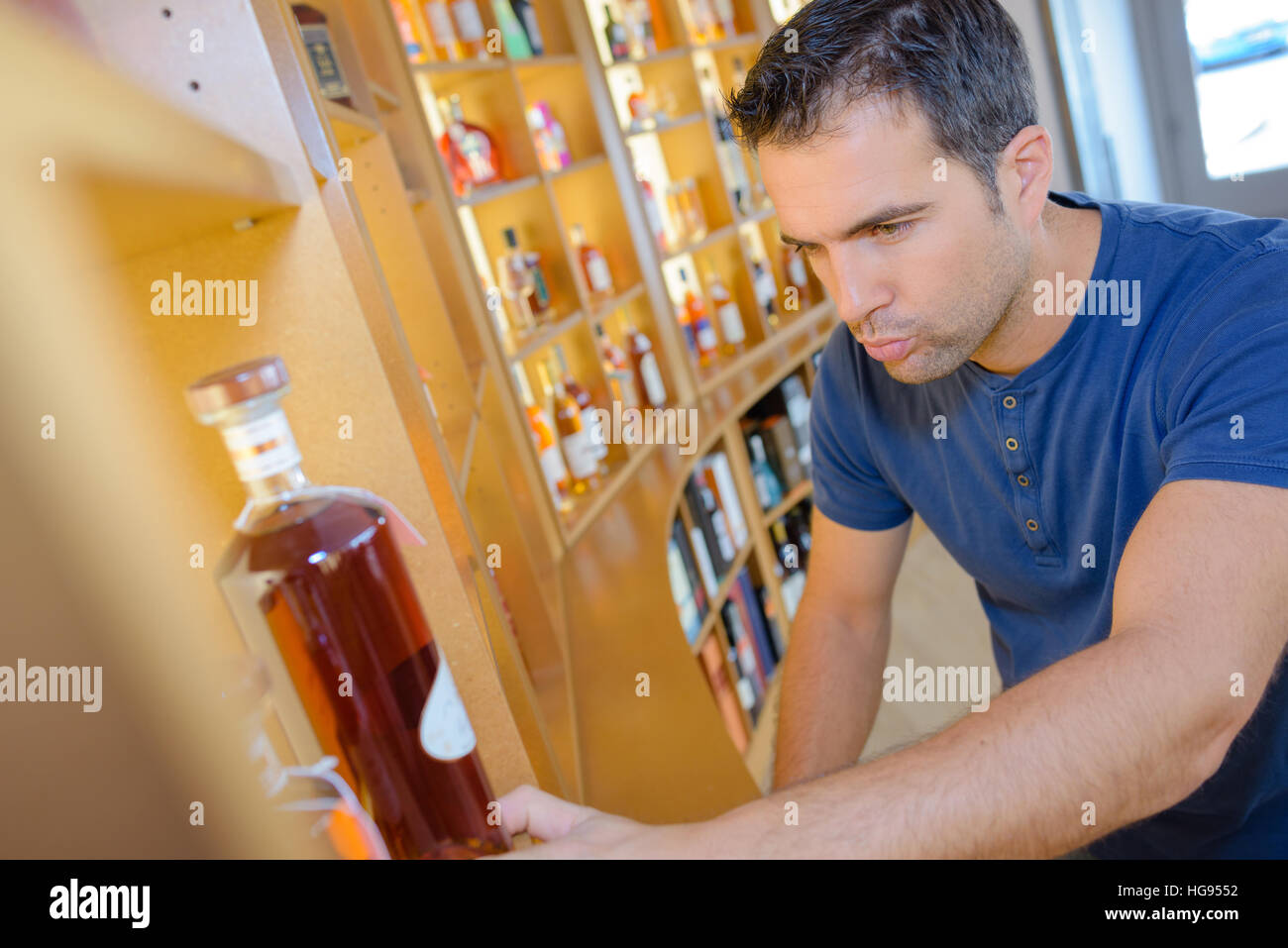 Liquor store and shopper hi-res stock photography and images - Alamy