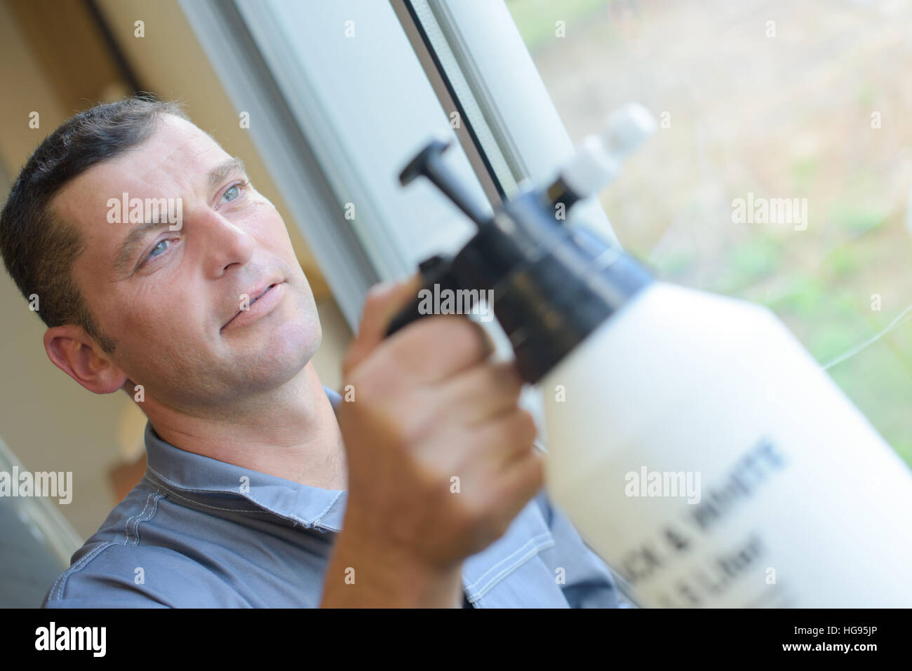 man cleaning window Stock Photo - Alamy