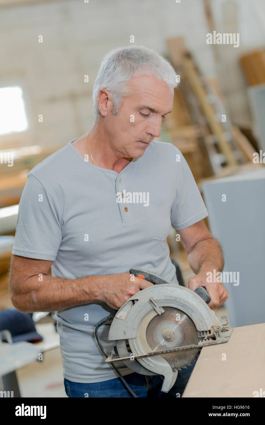 Carpenter using a circular saw Stock Photo - Alamy