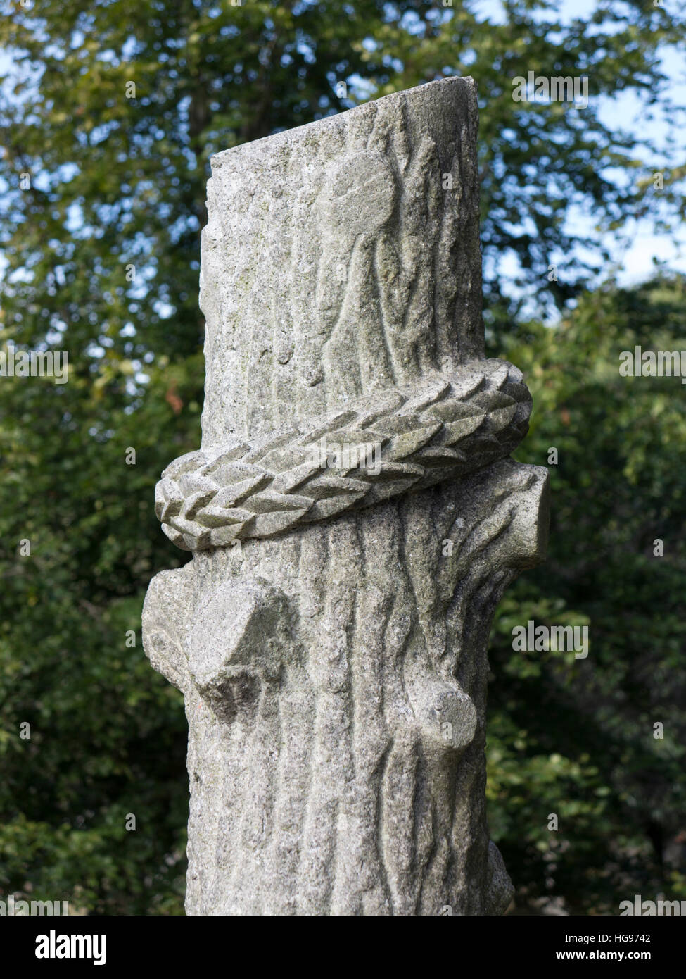 Tree trunk grave headstone hi-res stock photography and images - Alamy