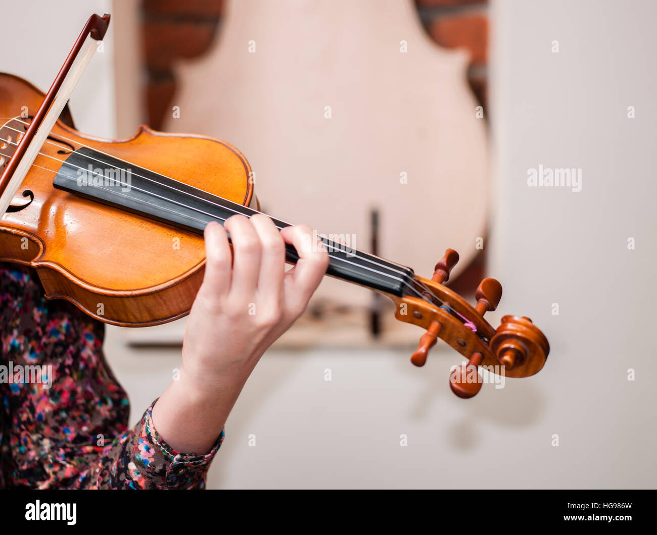a woman playing a contemporary cremonese violin Stock Photo - Alamy