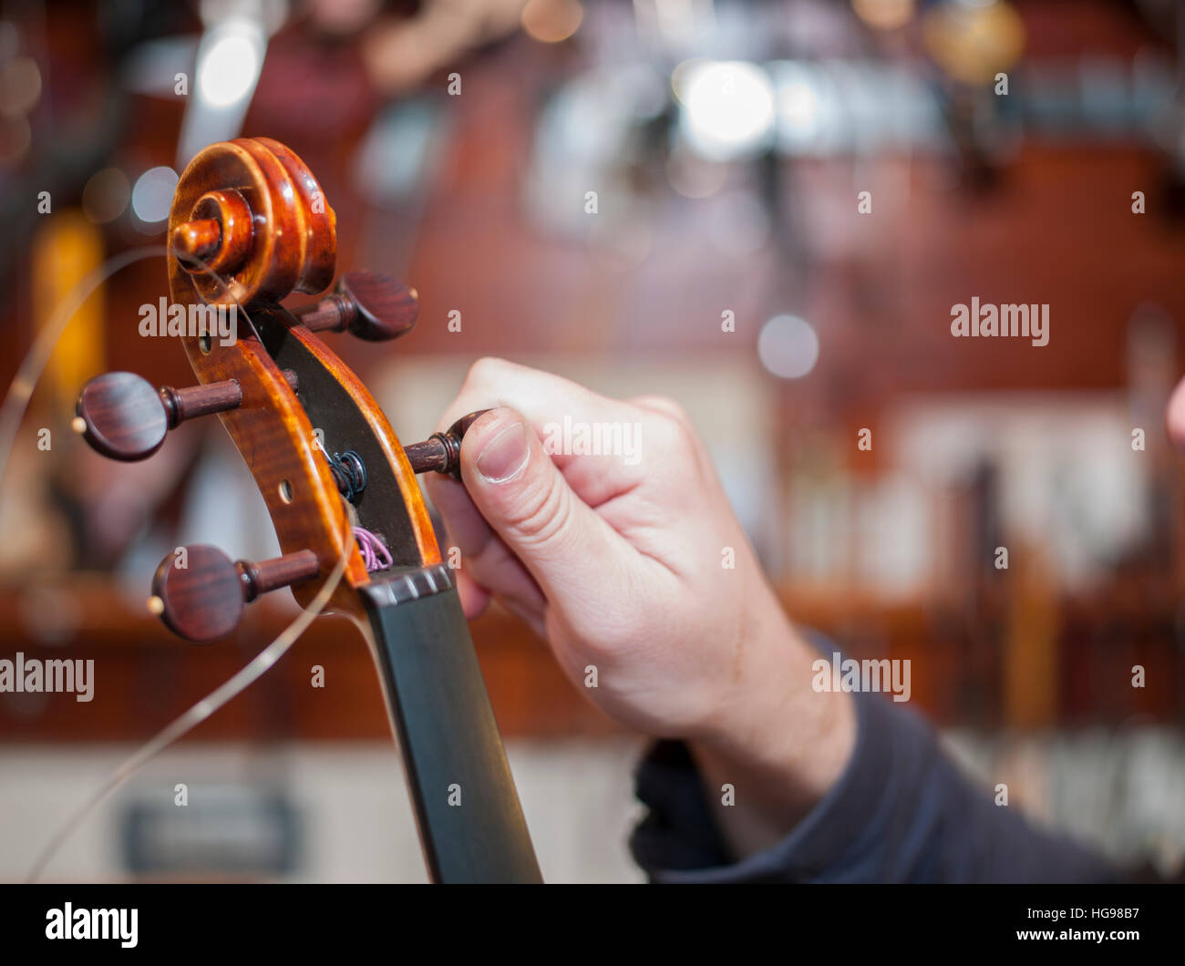 Luthiers working hi-res stock photography and images - Alamy
