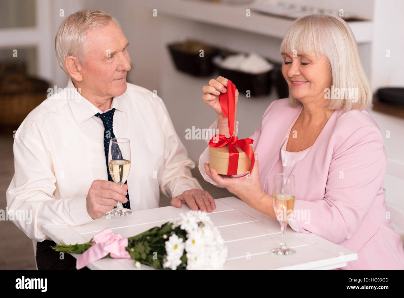 Exited cafe hi-res stock photography and images - Alamy