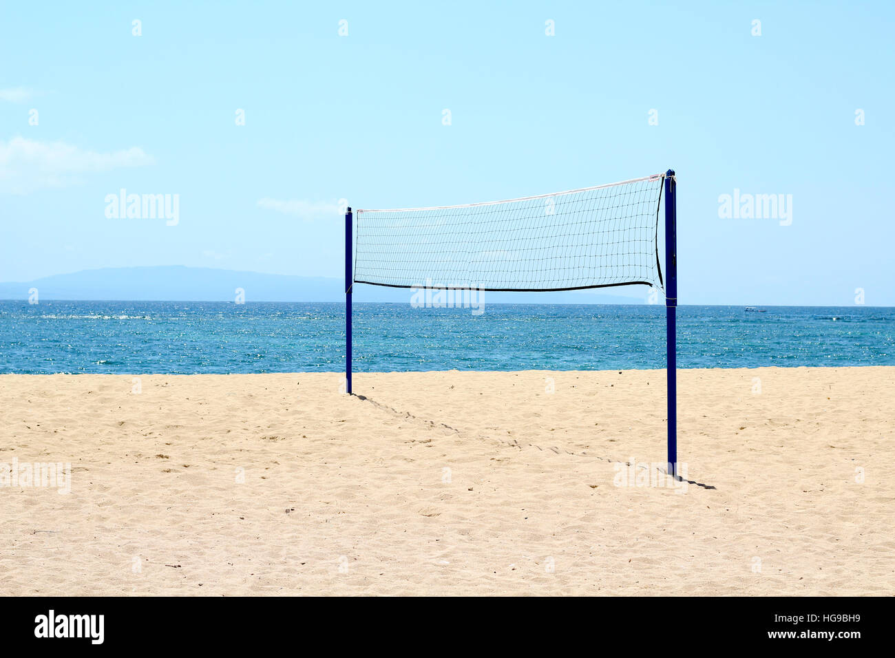 Beach volleyball net beside the ocean Stock Photo - Alamy