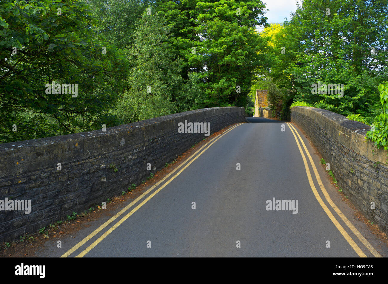 Country road bridge in Oxfordshire Stock Photo - Alamy