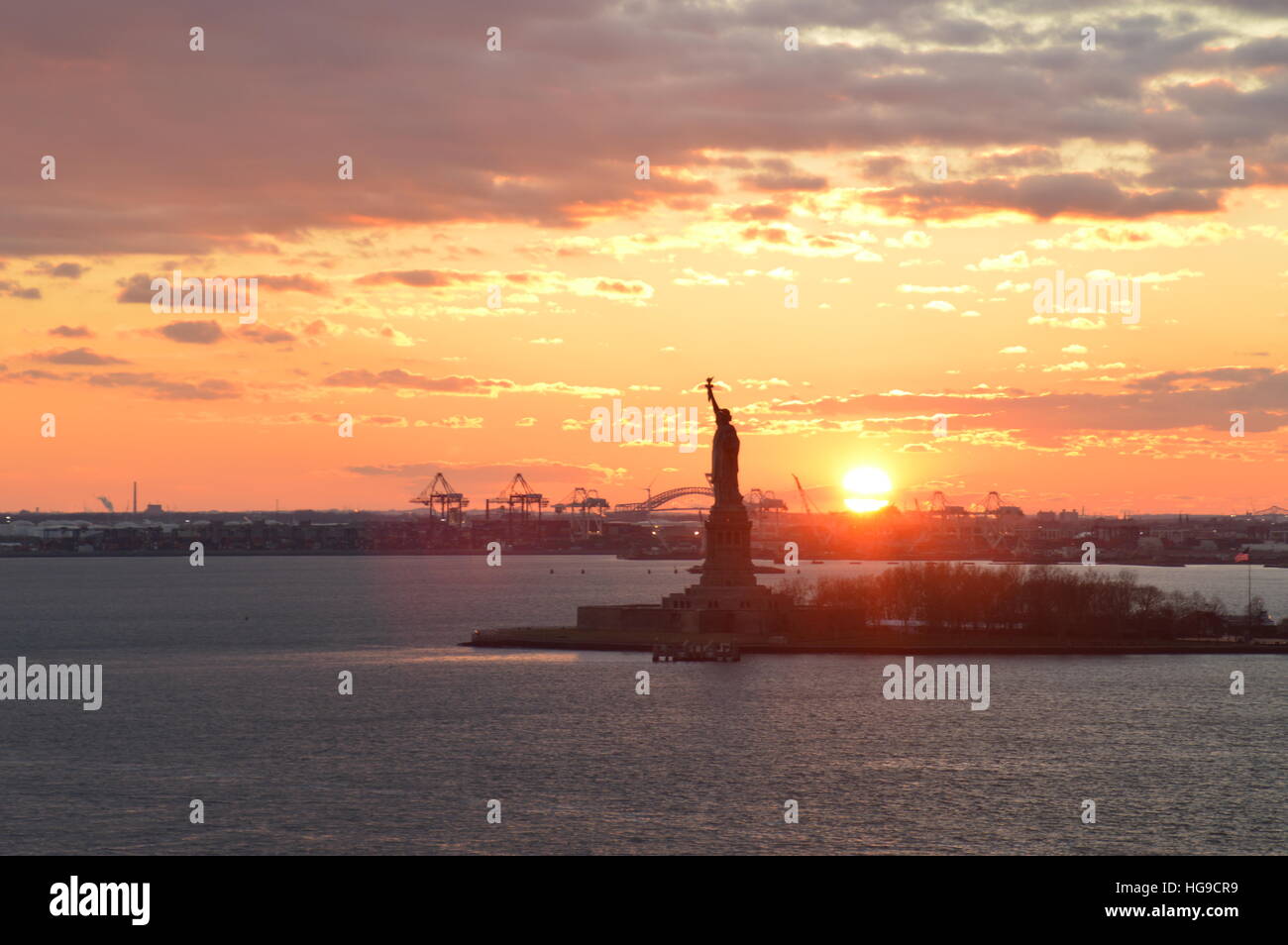 Statue of liberty sun hi-res stock photography and images - Alamy