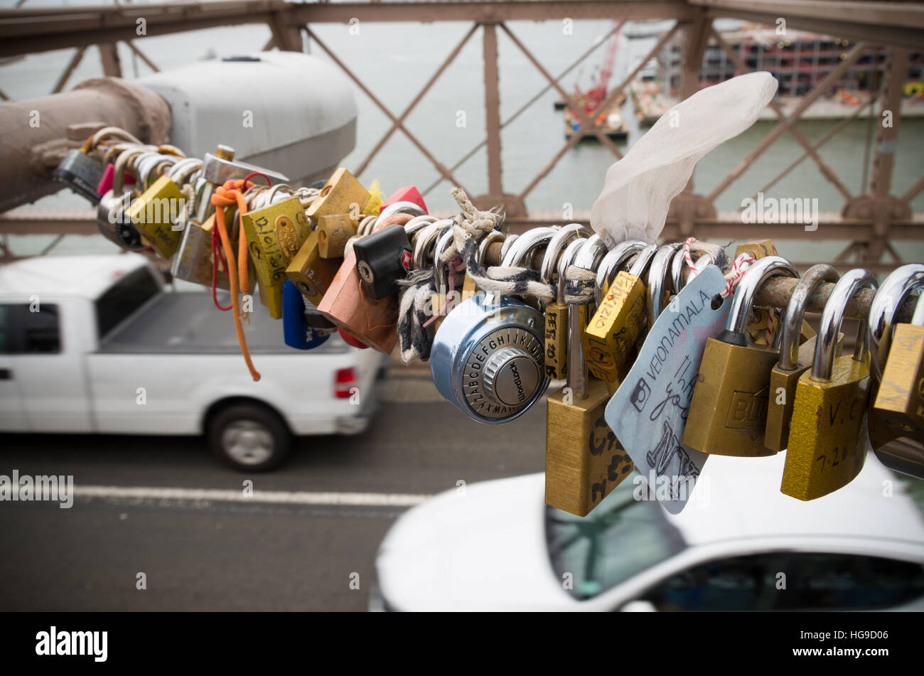 Love lock brooklyn bridge hi-res stock photography and images - Alamy