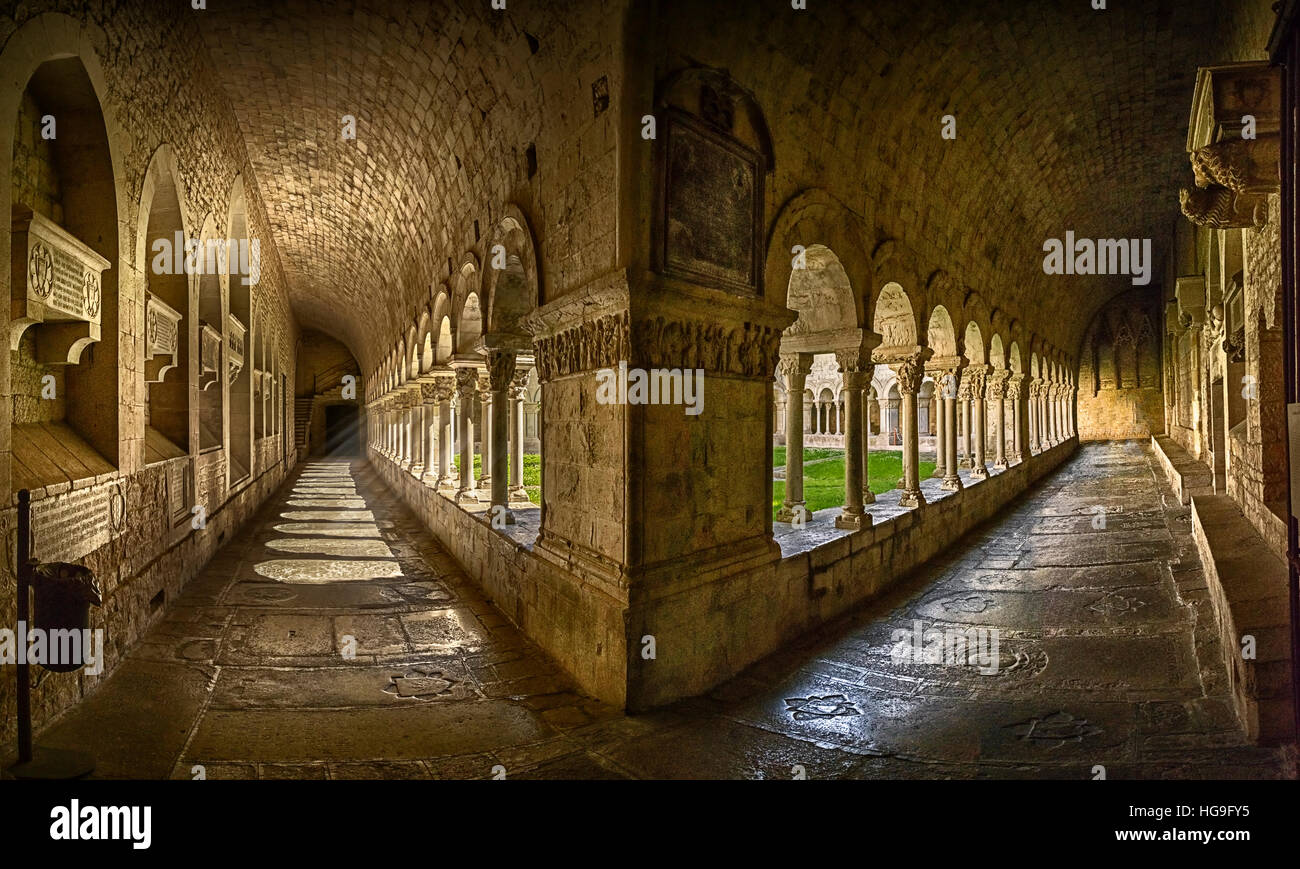 Romanesque cloister hi-res stock photography and images - Alamy