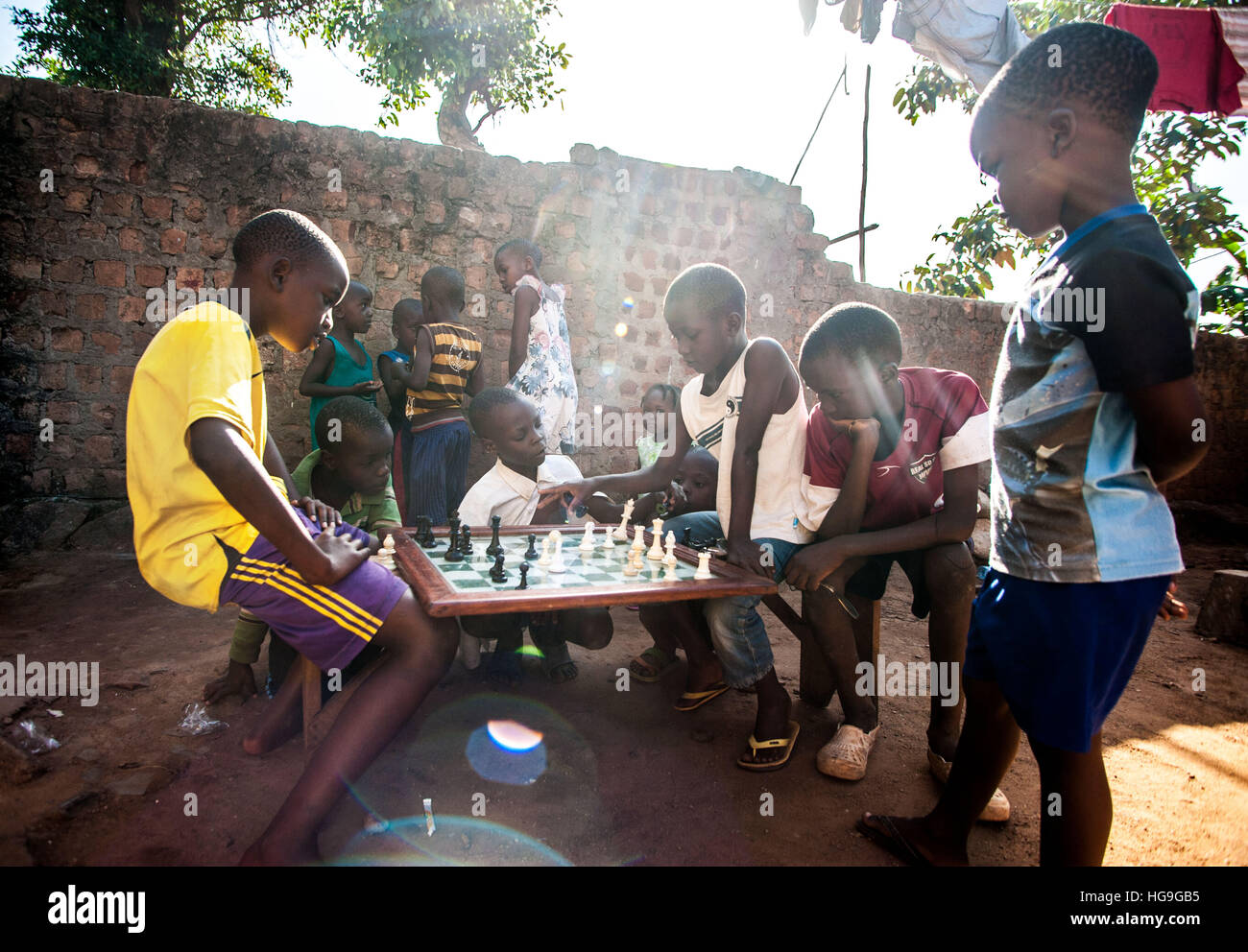children play chess in Katwe slum, Kampala, Uganda Stock Photo - Alamy