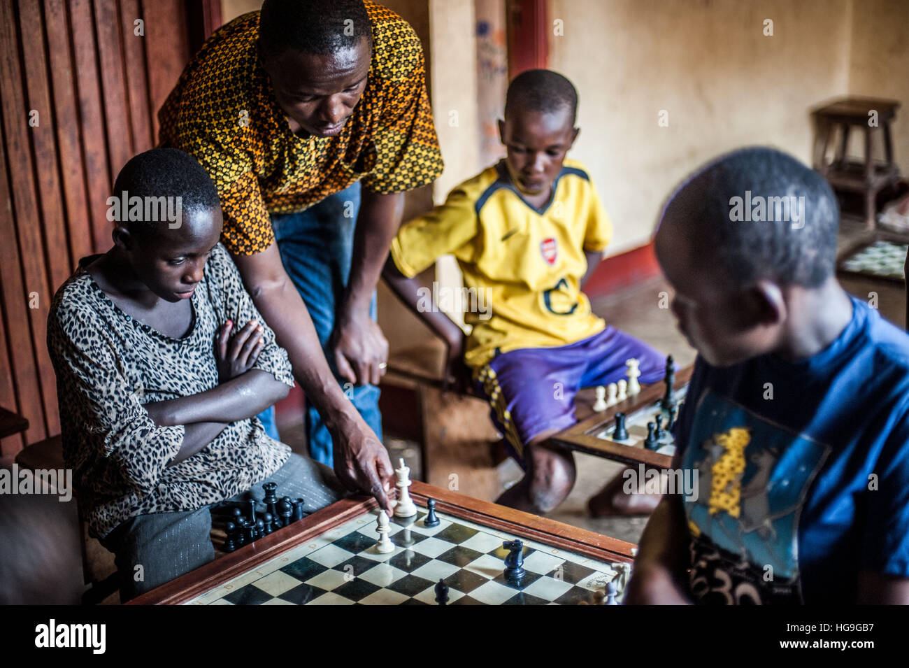 children play chess in Katwe slum, Kampala, Uganda Stock Photo - Alamy
