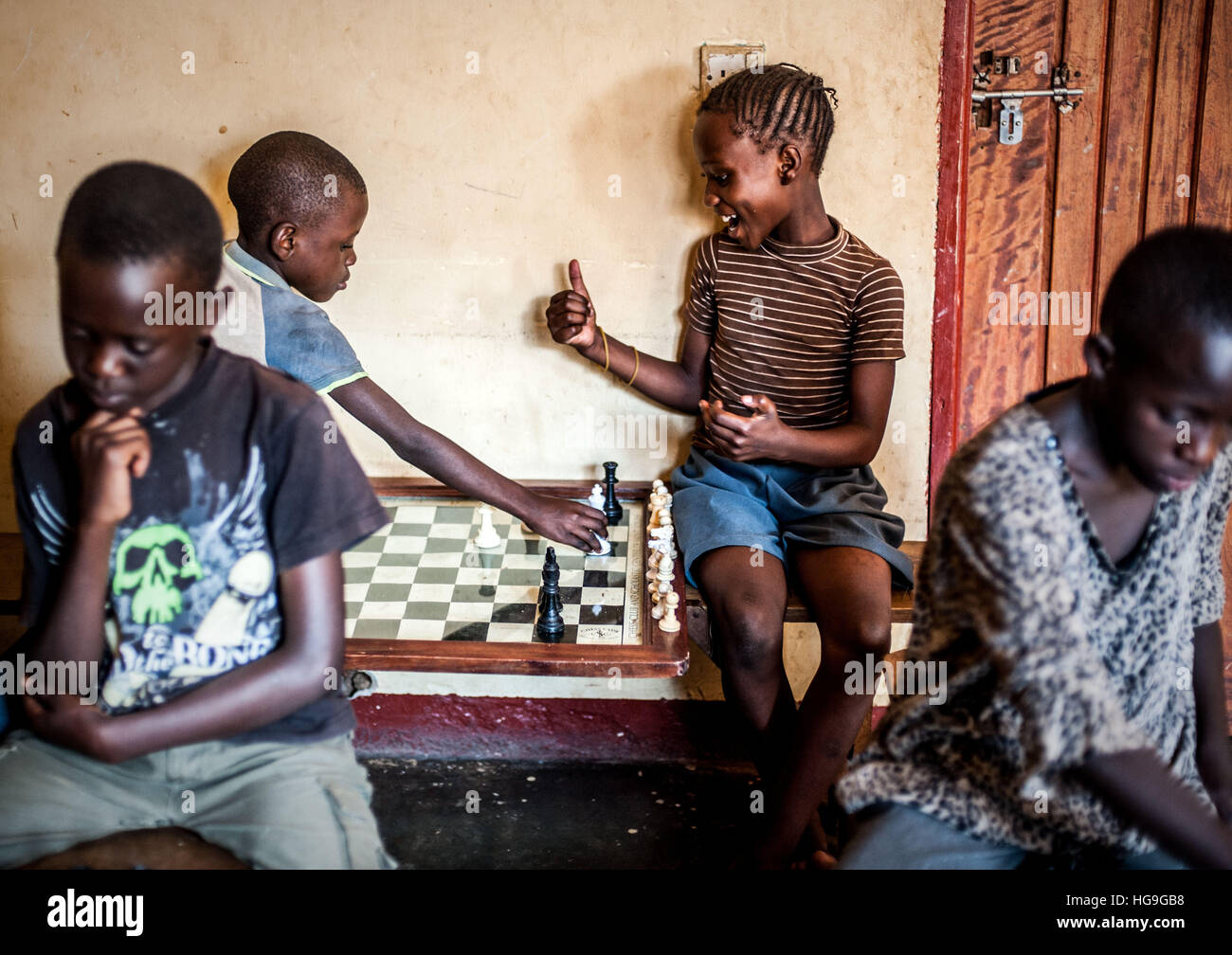children play chess in Katwe slum, Kampala, Uganda Stock Photo - Alamy