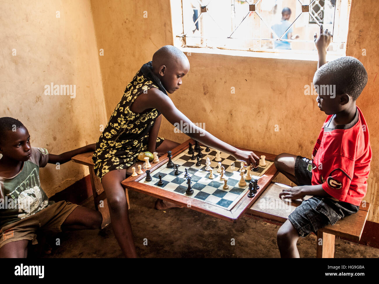 children play chess in Katwe slum, Kampala, Uganda Stock Photo - Alamy