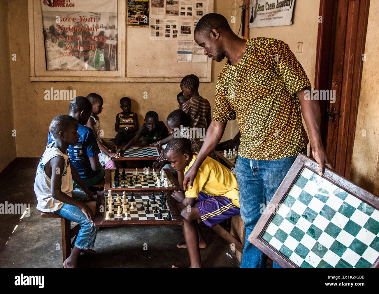 children play chess in Katwe slum, Kampala, Uganda Stock Photo - Alamy