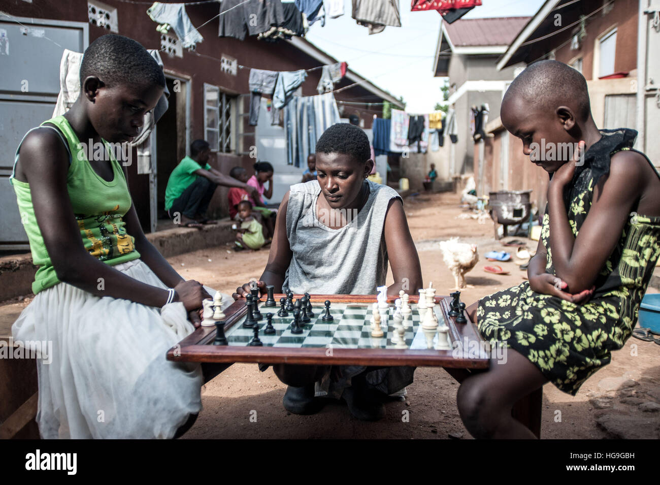 children play chess in Katwe slum, Kampala, Uganda Stock Photo - Alamy