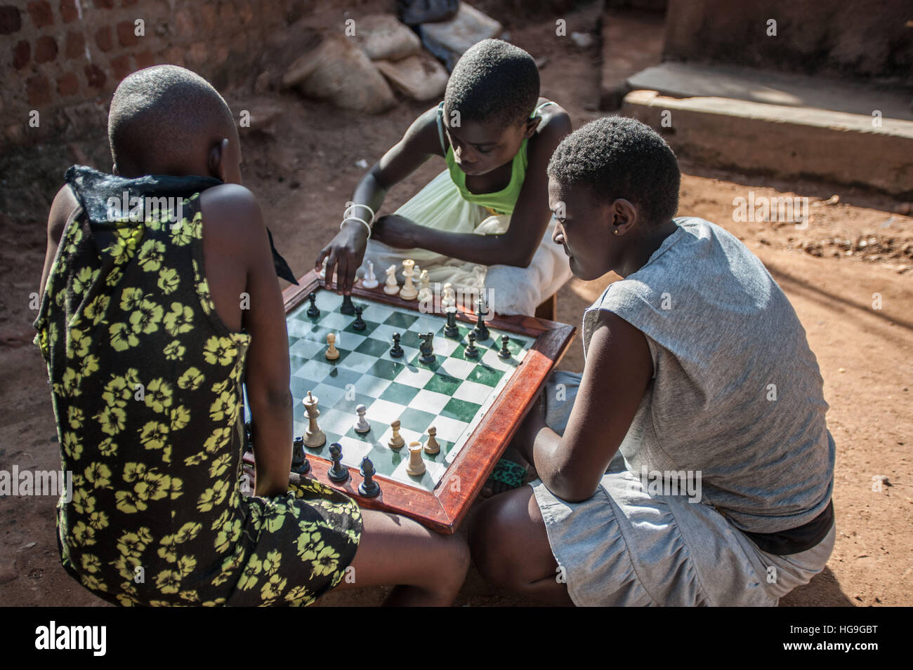 children play chess in Katwe slum, Kampala, Uganda Stock Photo - Alamy