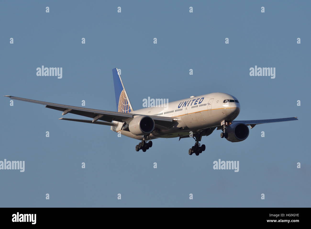 United Airlines Boeing 777-200ER N224UA landing at London Heathrow ...
