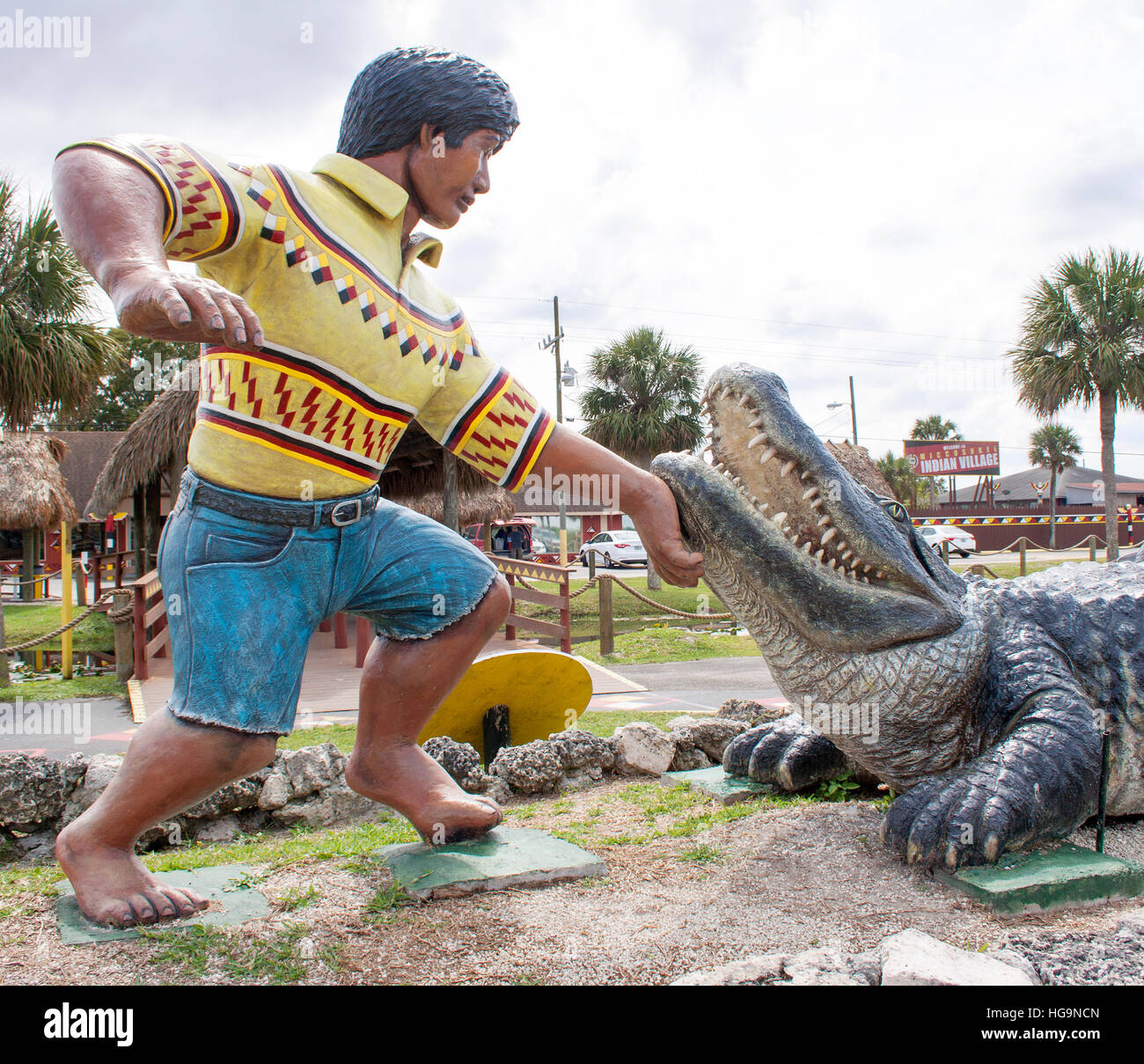Giant gator statue hi-res stock photography and images - Alamy