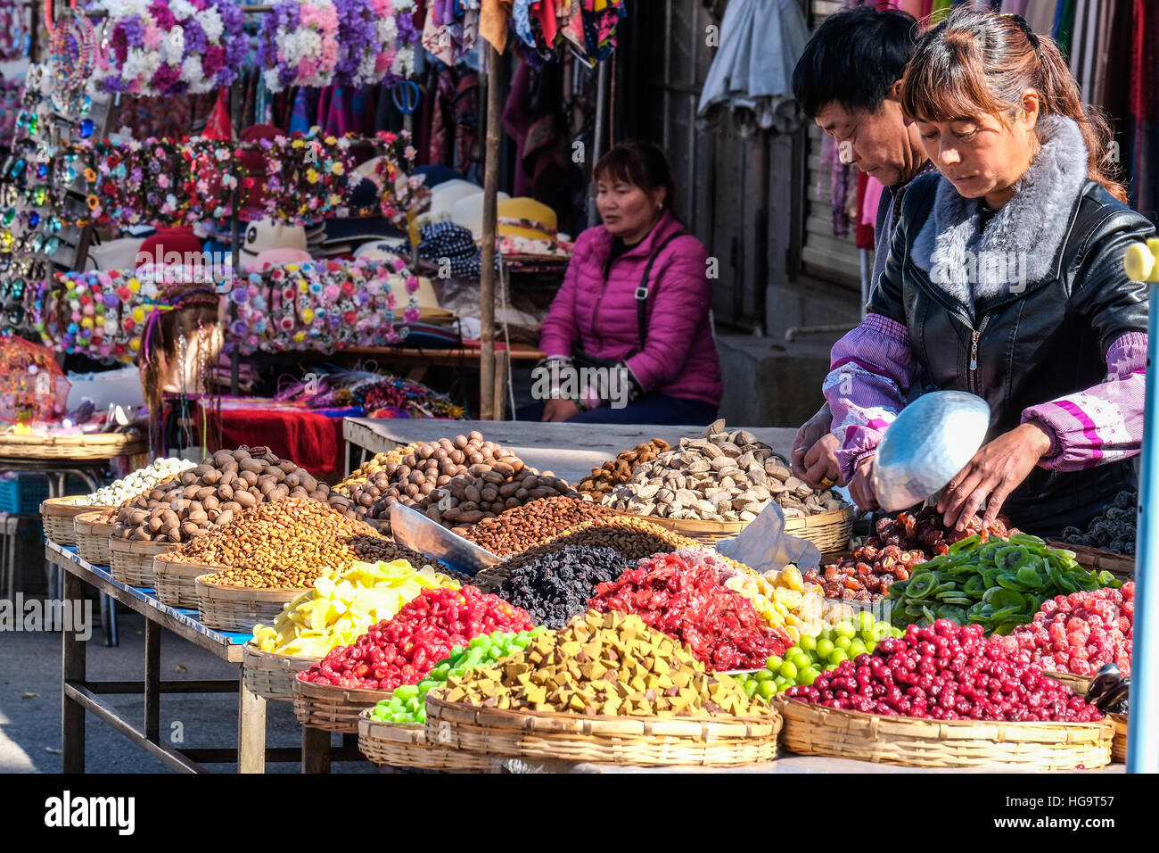 Local fruits vendor at a Chinese market Stock Photo - Alamy