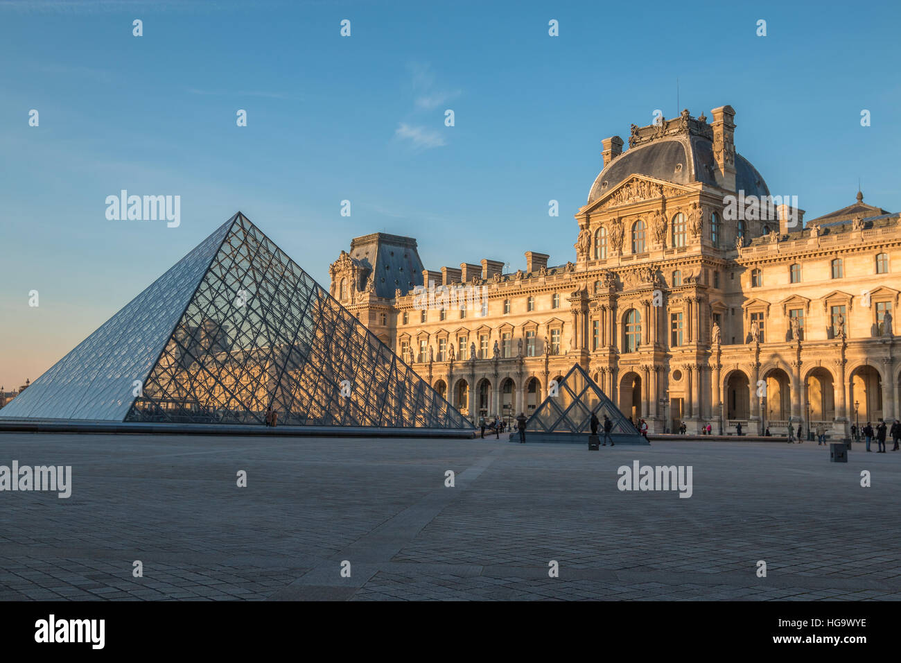 Louvre daytime hi-res stock photography and images - Alamy